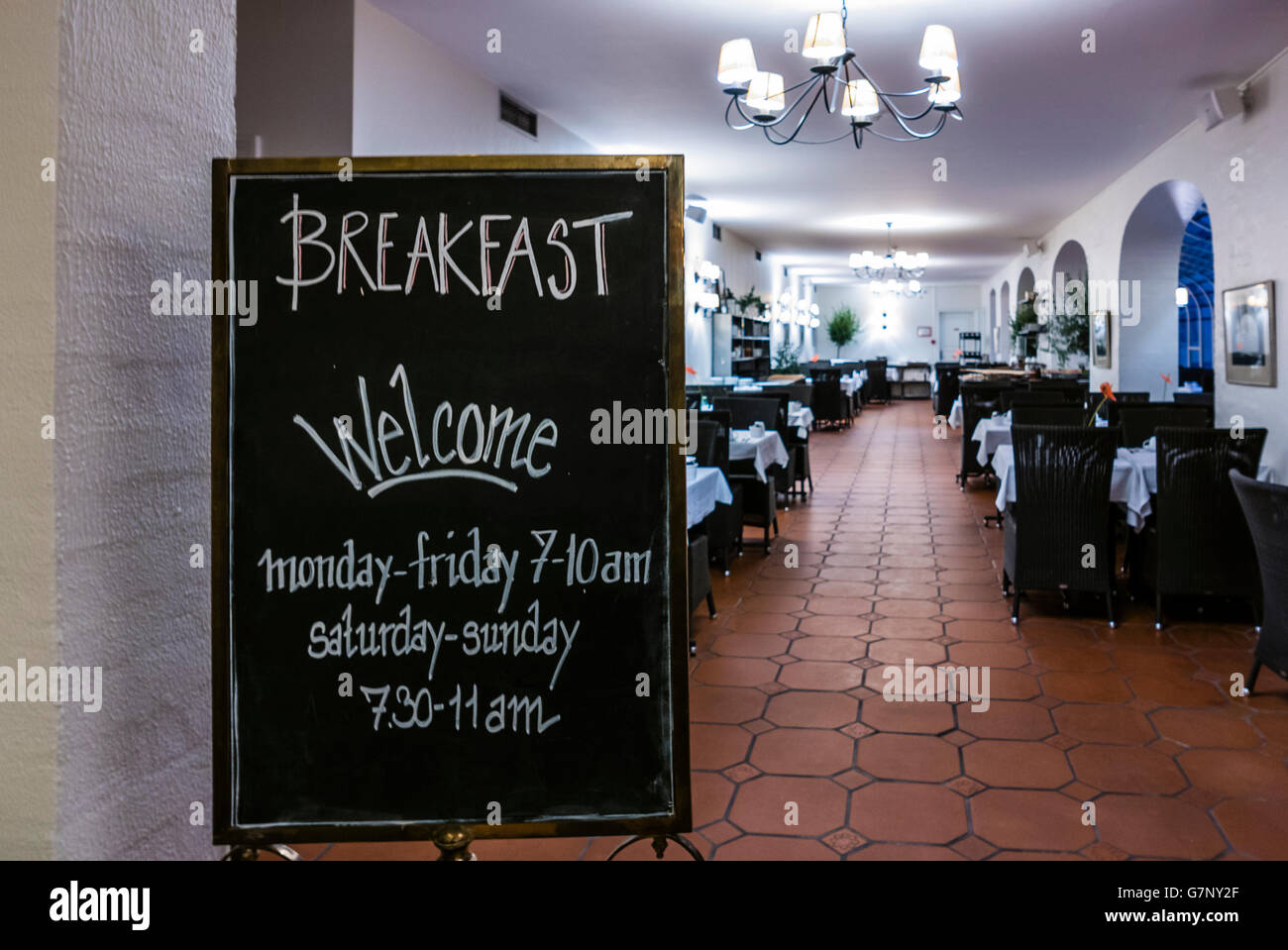 Please wait here sign hi-res stock photography and images - Alamy