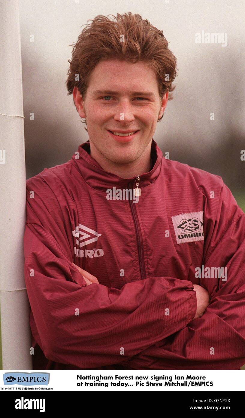 Ian moore signs nottingham forest hi-res stock photography and images ...