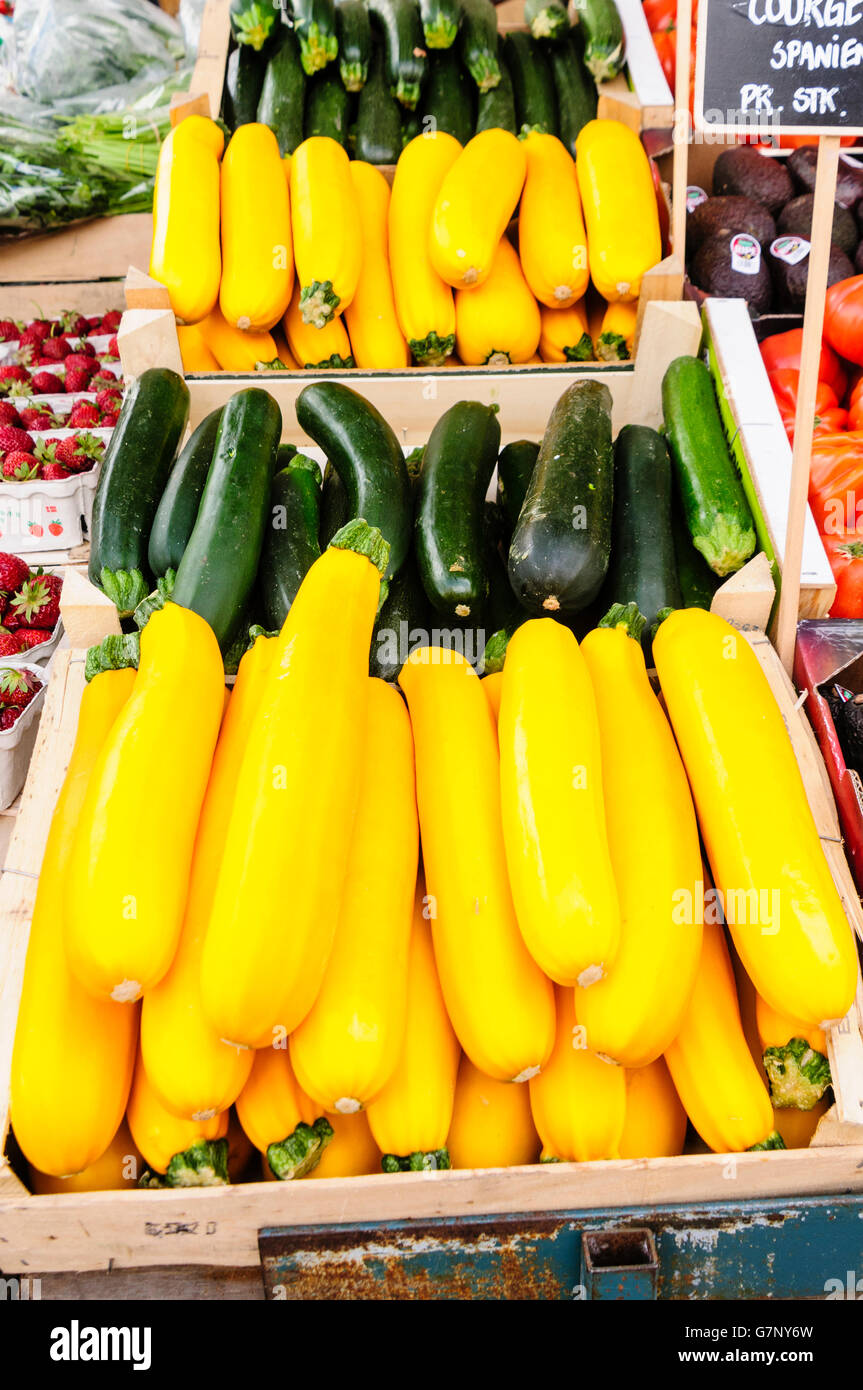 Green and yellow courgettes for sale at a market stall Stock Photo - Alamy