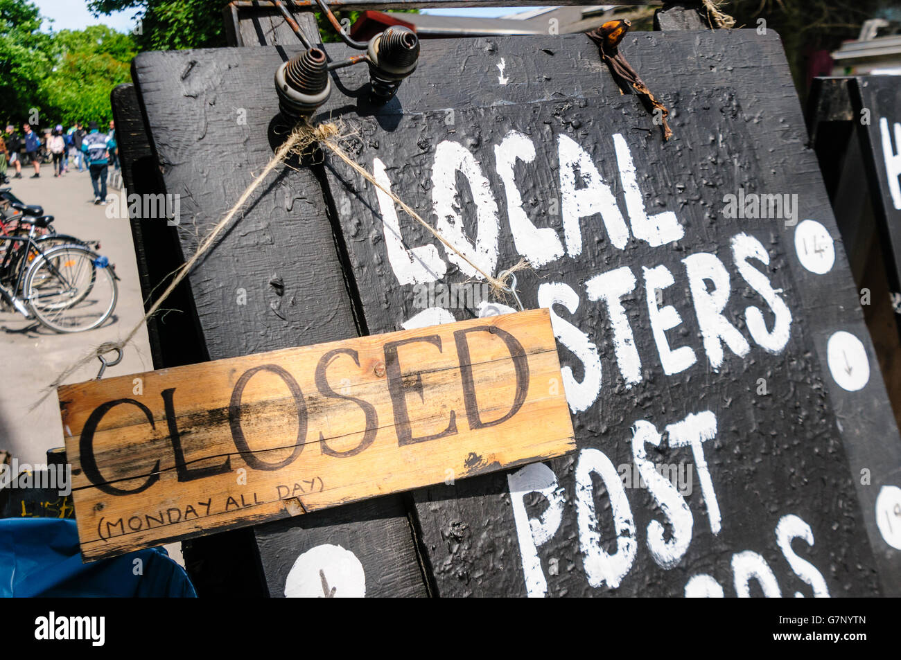 Shop closed sign hand hi-res stock photography and images - Alamy