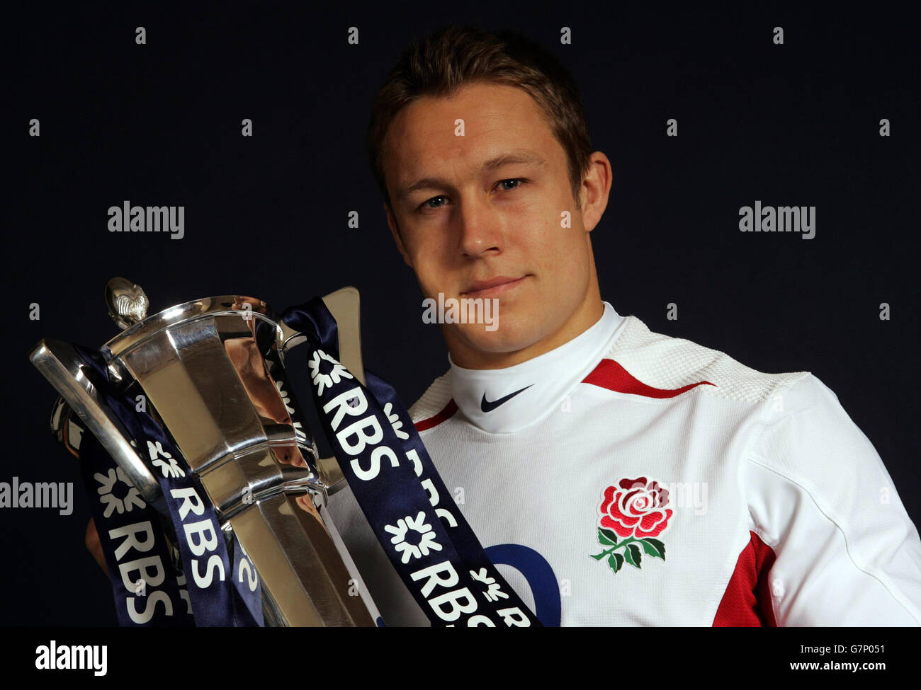 England's Jonny Wilkinson with the RBS 6 Nations Trophy Stock Photo - Alamy