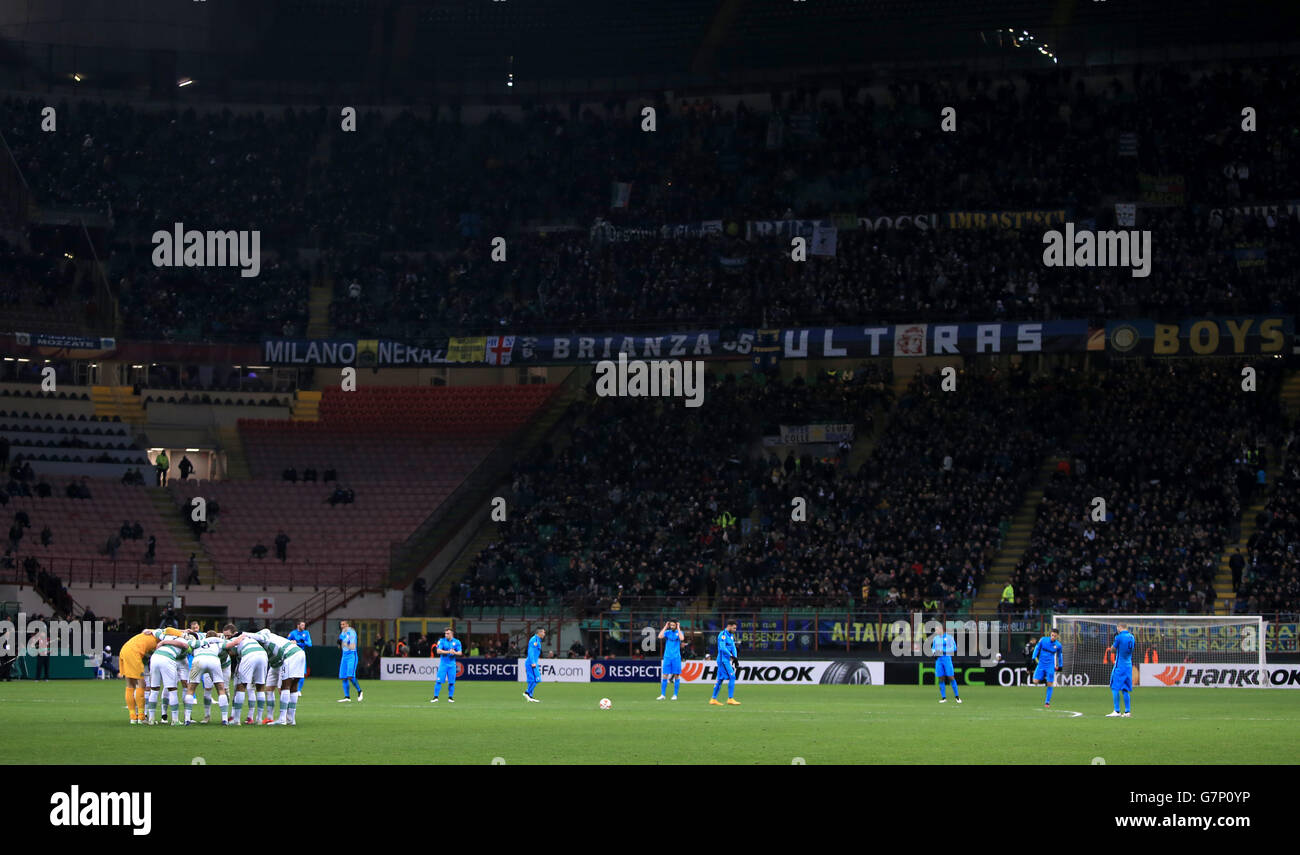 Celtic players huddle hi-res stock photography and images - Alamy