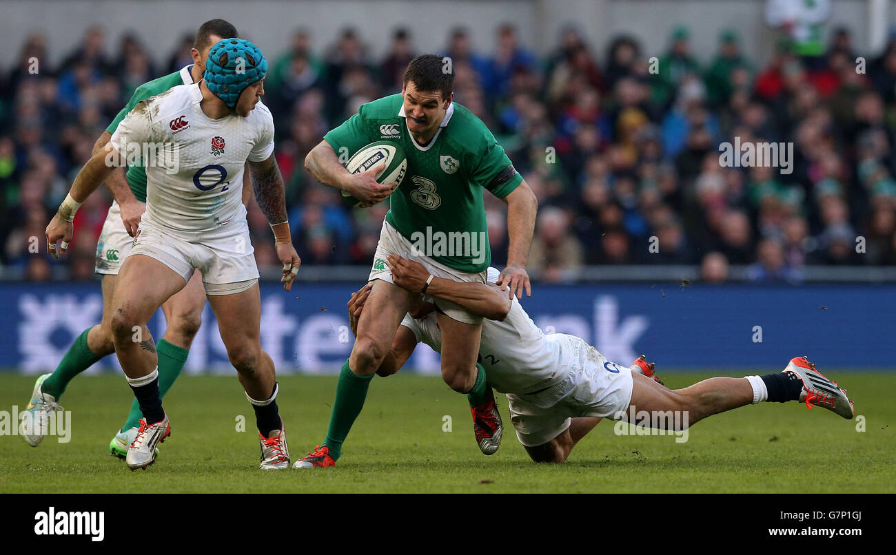 Rugbyu ireland mangkr full length tackling hi-res stock photography and ...