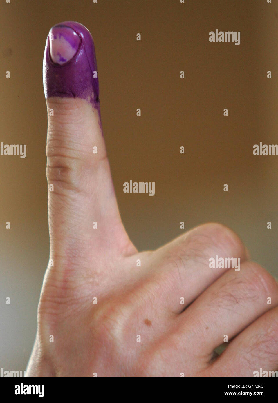 Iraq elections. An Iraqi shows his dye stained finger Stock Photo - Alamy