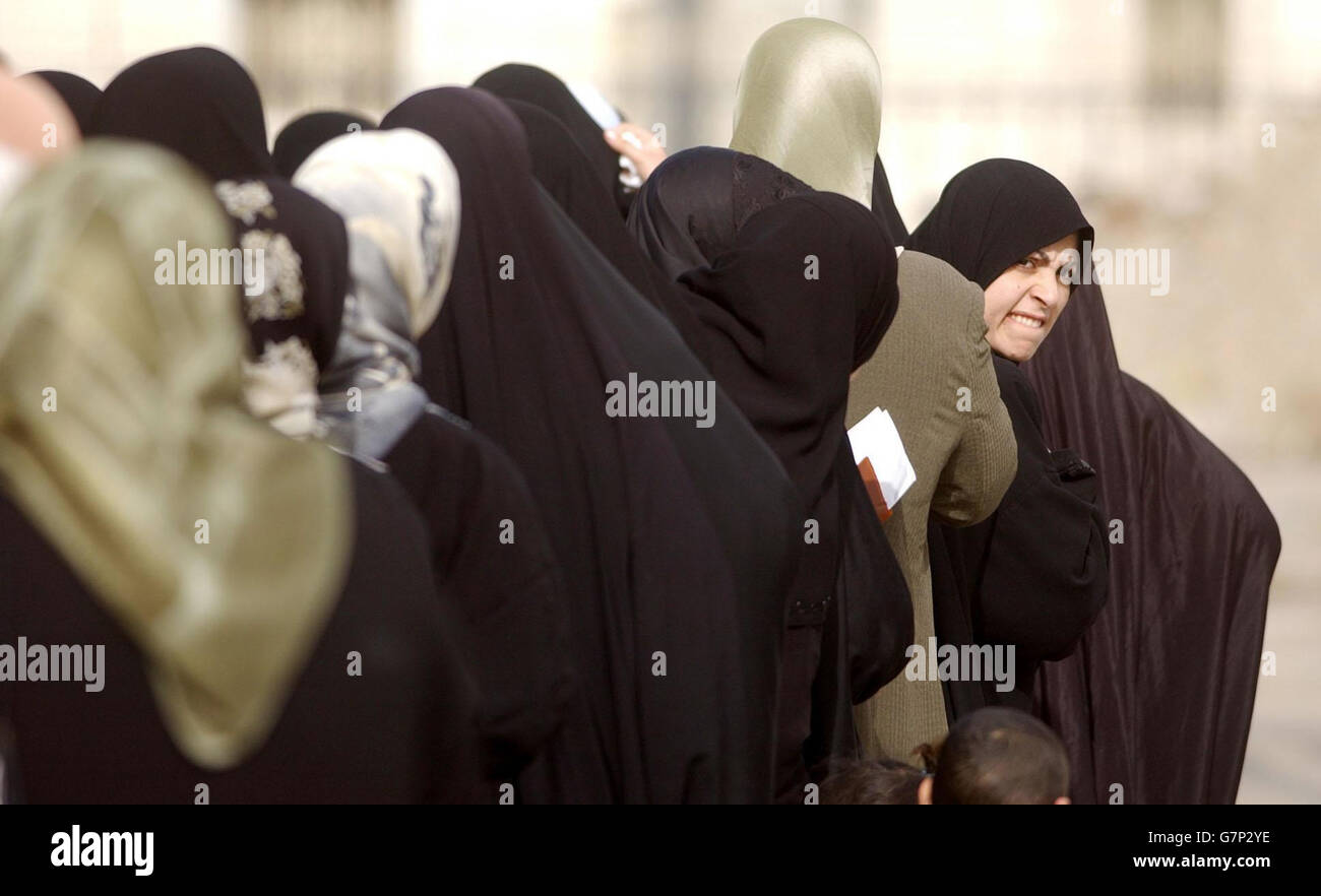 Queue to vote hi-res stock photography and images - Alamy