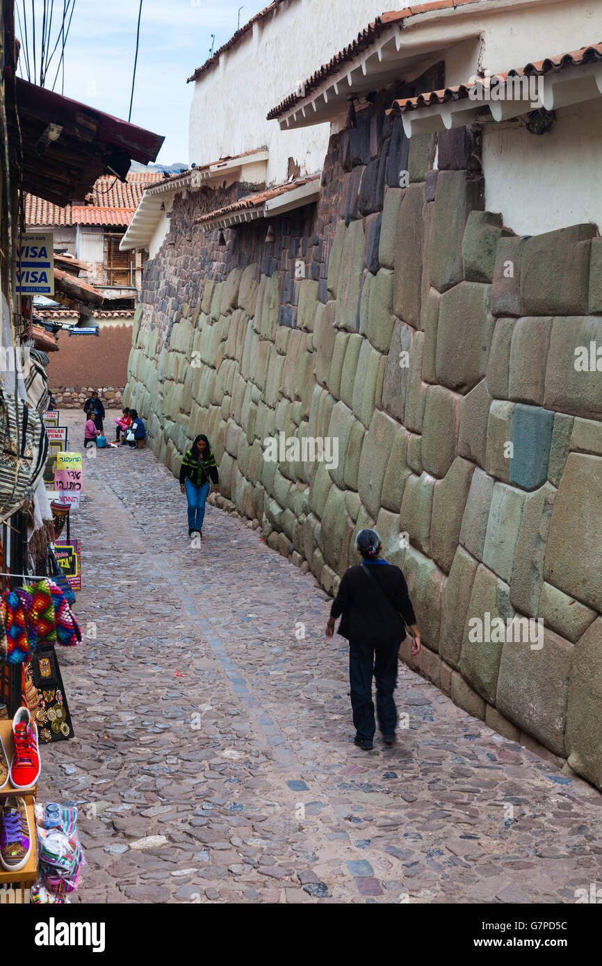 Side street in Cusco with an example of Incan wall construction Stock ...