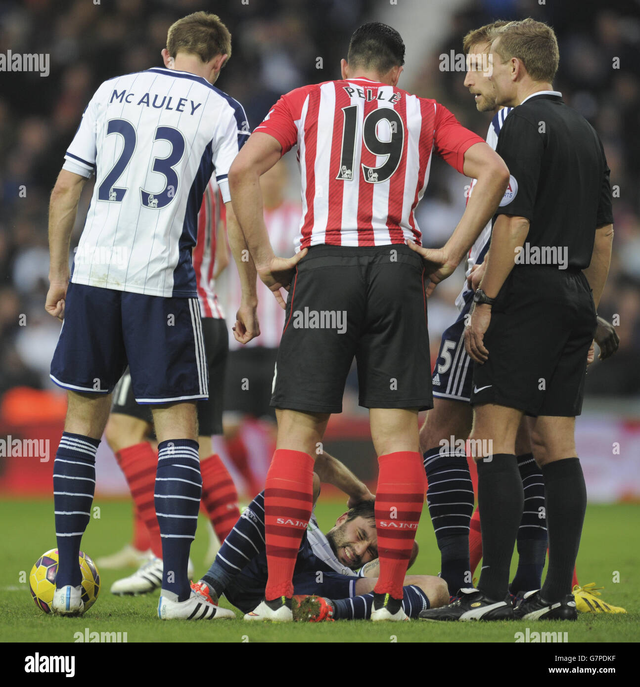 Clashing heads football hi-res stock photography and images - Alamy