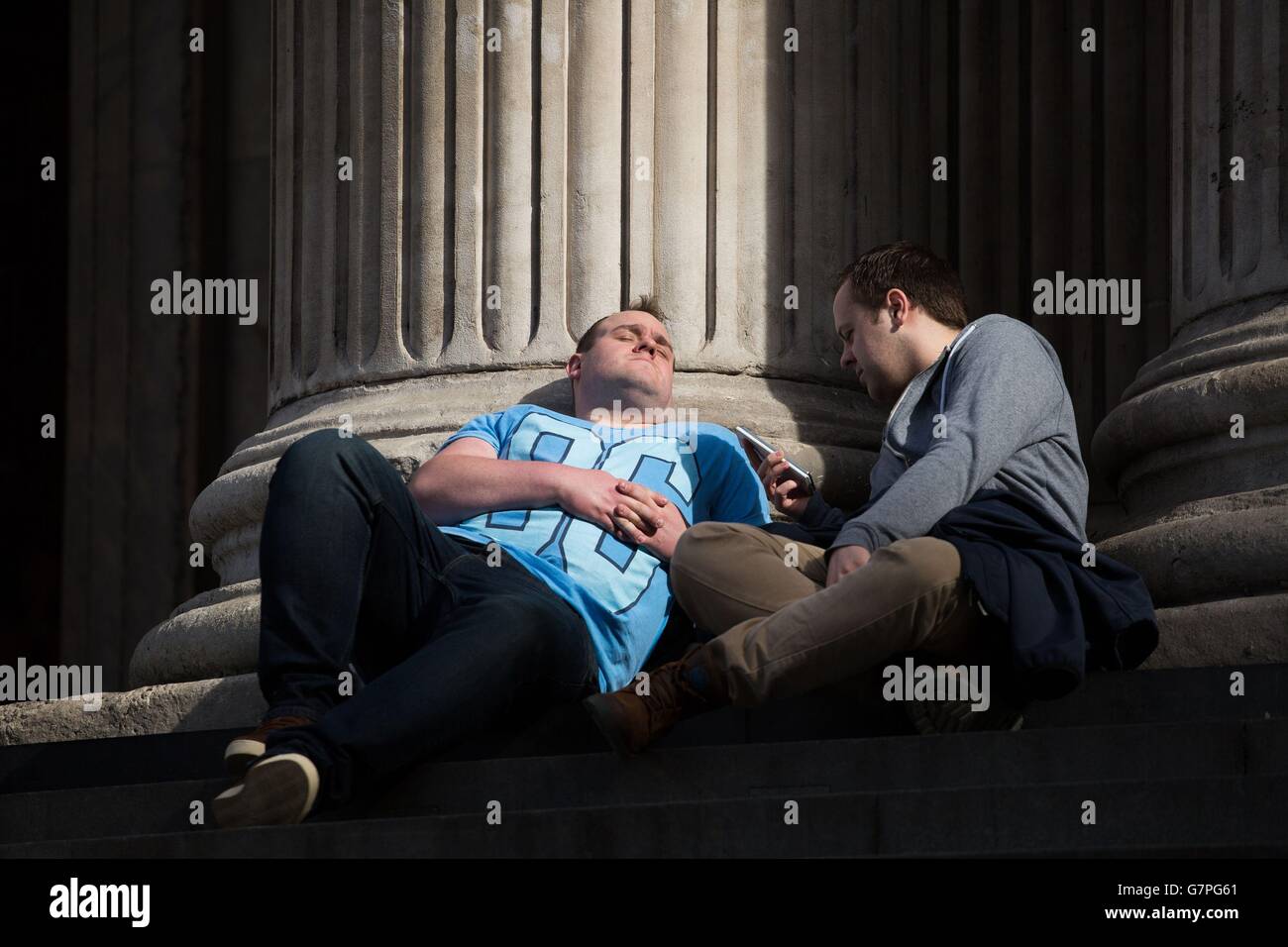 People enjoy the sun outside St. Paul's Cathedral, London Stock Photo ...