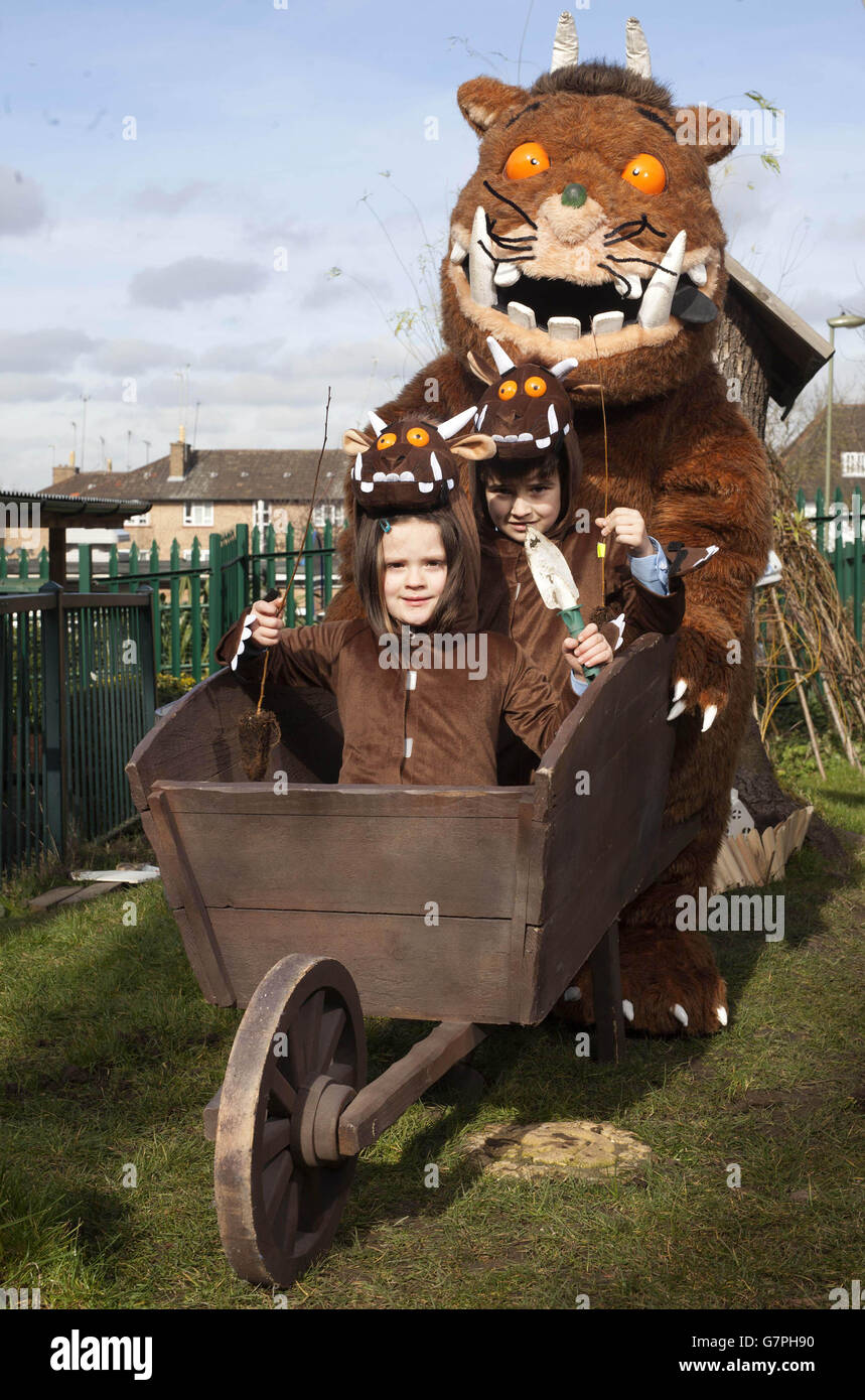 One million tree pledge campaign hi-res stock photography and images ...