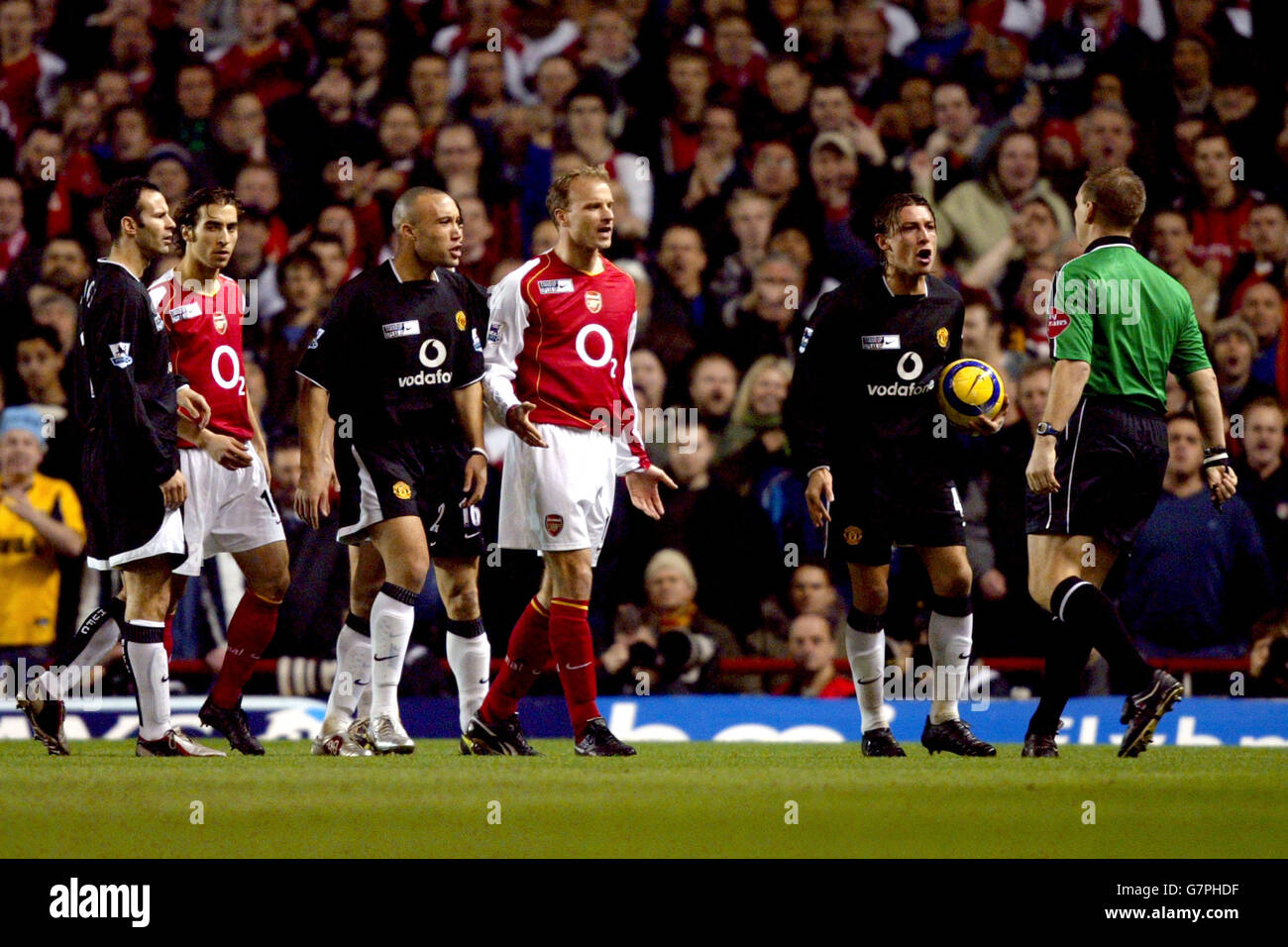 Arsenal and Manchester United players argue with referee Graham Poll (l ...