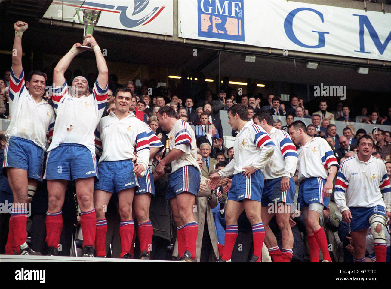 Olivier merle lifts the five nations trophy as france celebrate hi-res ...
