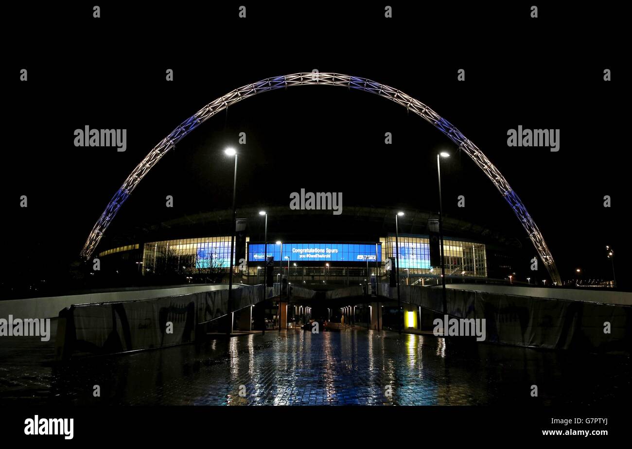 A view of the illuminated Wembley Stadium Arch after dark Stock Photo ...
