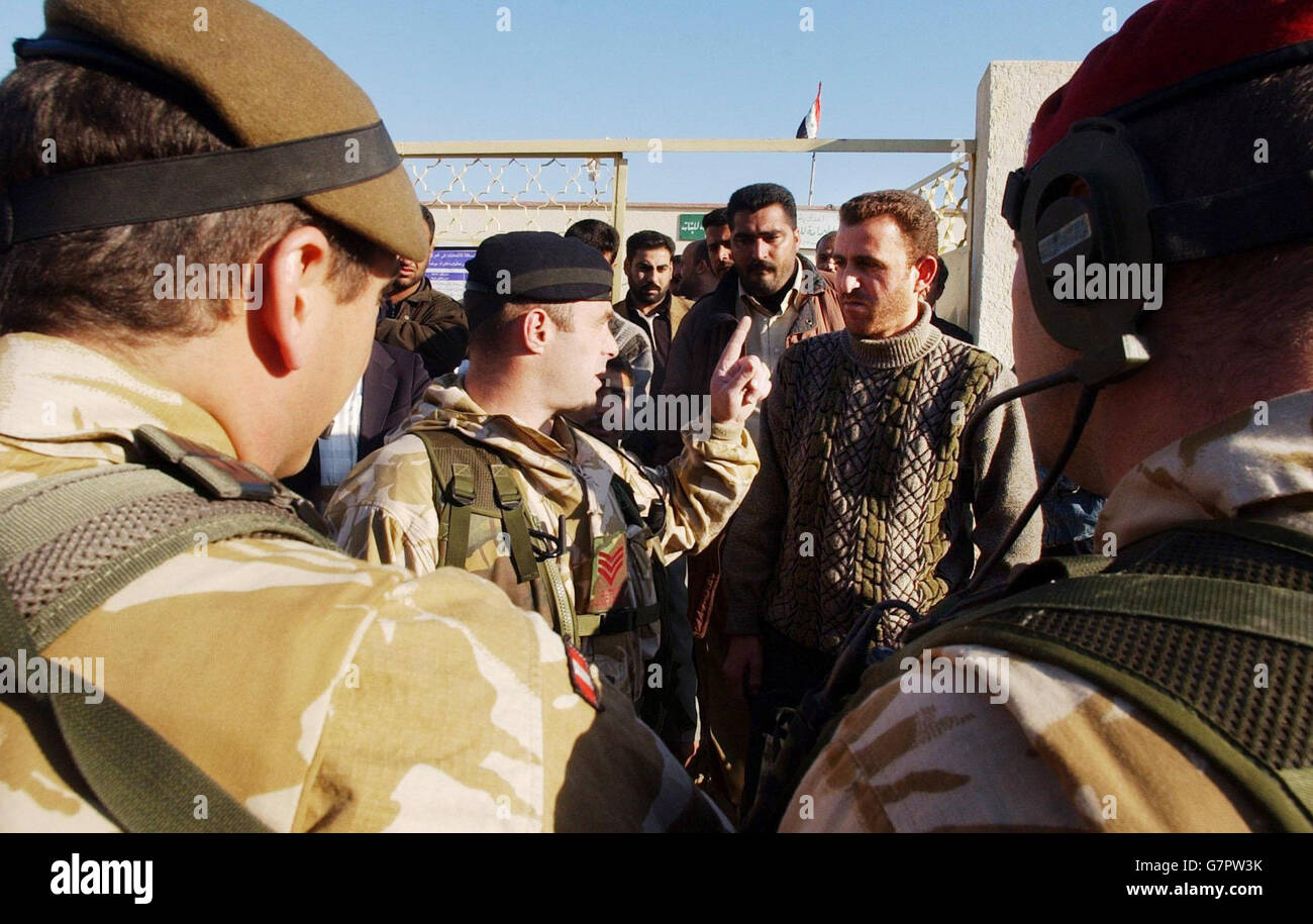 Iraqi cleric hi-res stock photography and images - Alamy