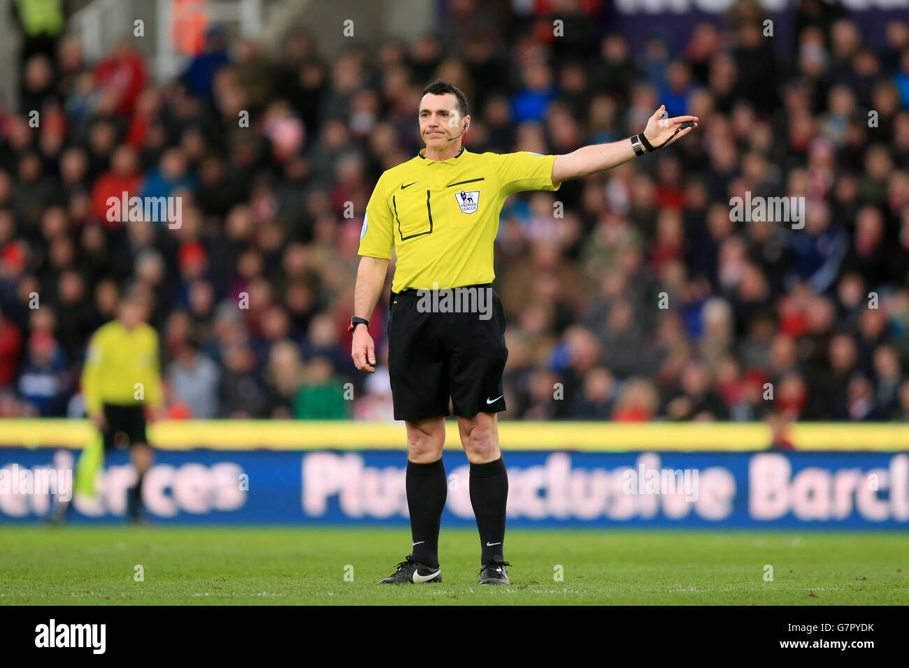Neil swarbrick referee hi-res stock photography and images - Alamy