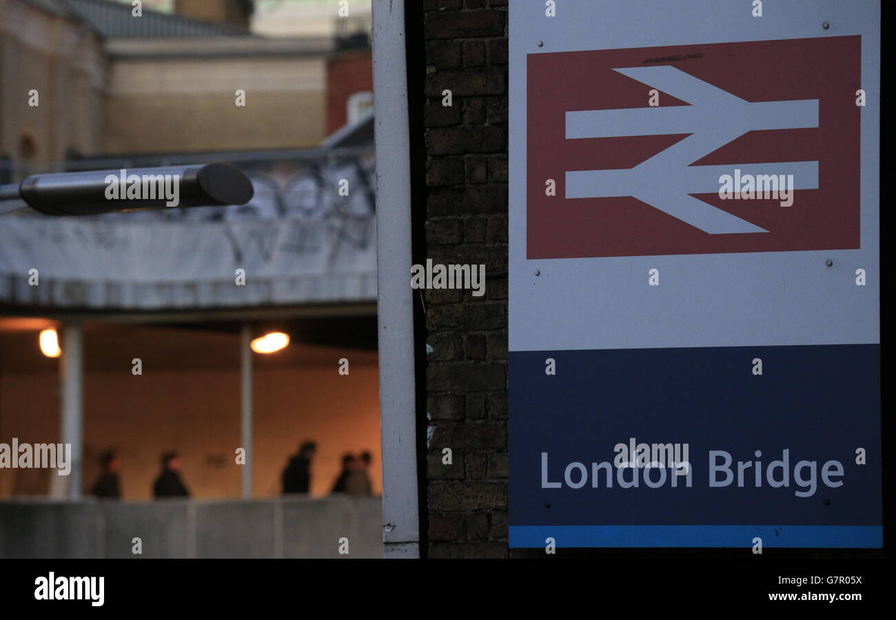 Commuters make way into london bridge underground railway stations hi ...