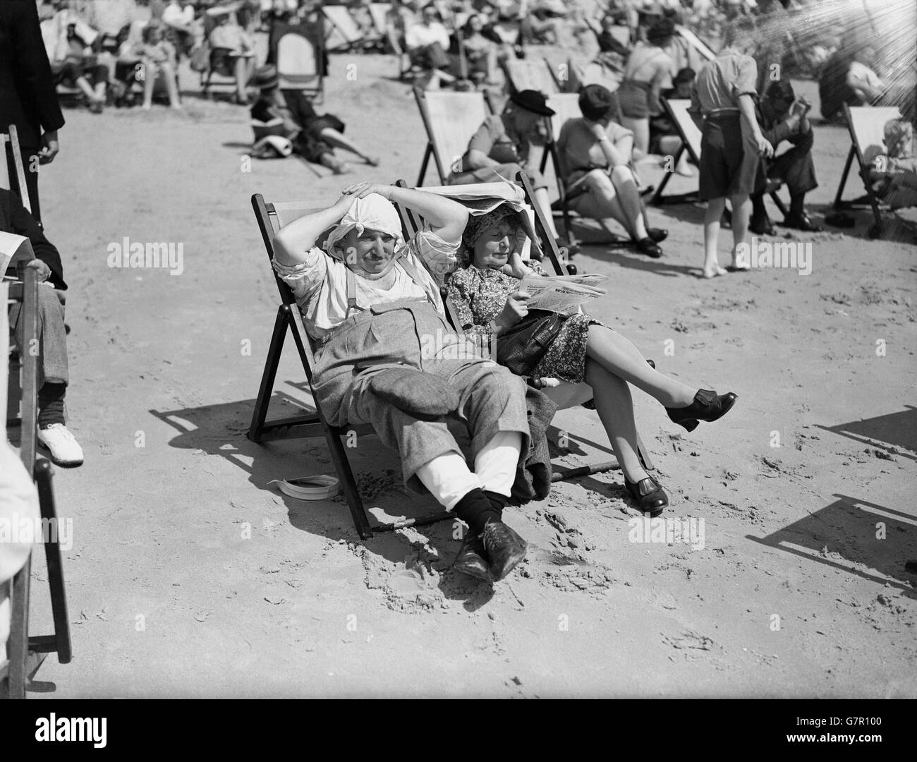 Holidaymakers enjoy the sun on Bournemouth beach Stock Photo - Alamy