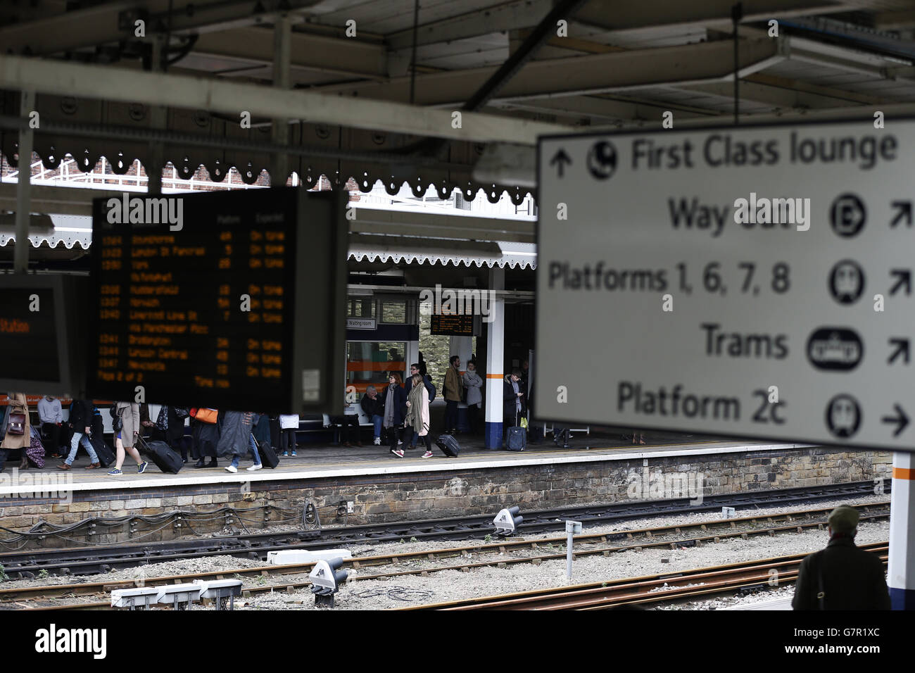 Transport Stock. Train signs at Sheffield station Stock Photo - Alamy