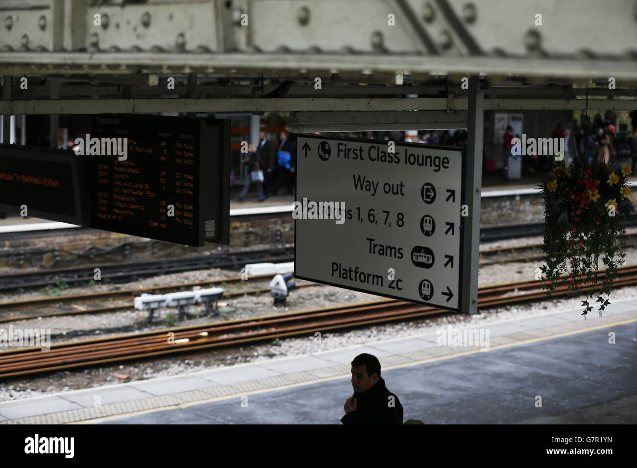 Transport Stock. Train signs at Sheffield station Stock Photo - Alamy