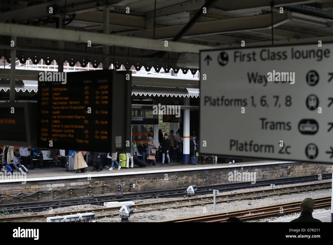 Transport Stock. Train signs at Sheffield station Stock Photo - Alamy