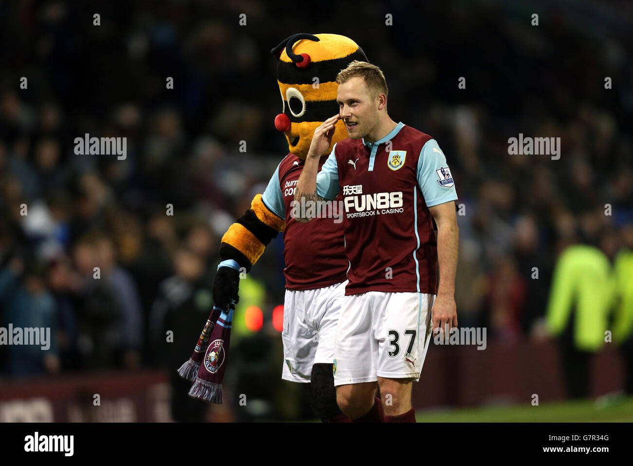 Bertie bee football mascot hi-res stock photography and images - Alamy