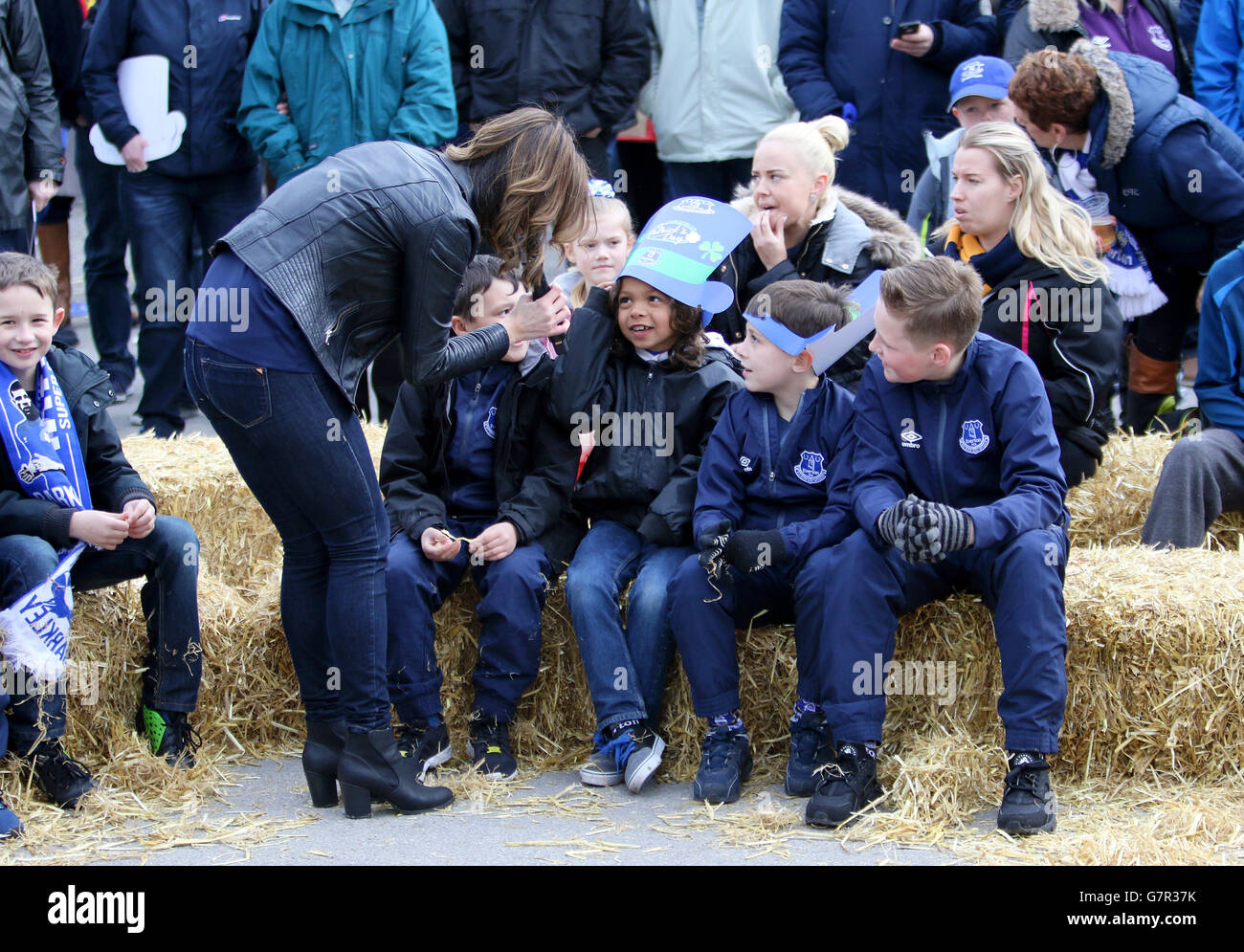 Jennifer Jewell speaks to young fans in the Everton fan zone Stock ...