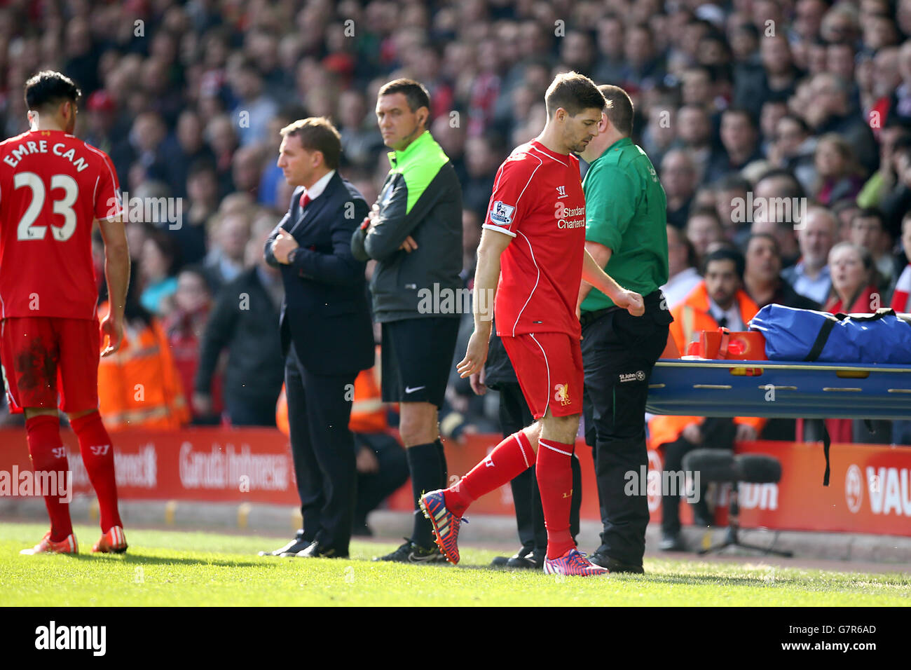 Steven gerrard shown red card hi-res stock photography and images - Alamy