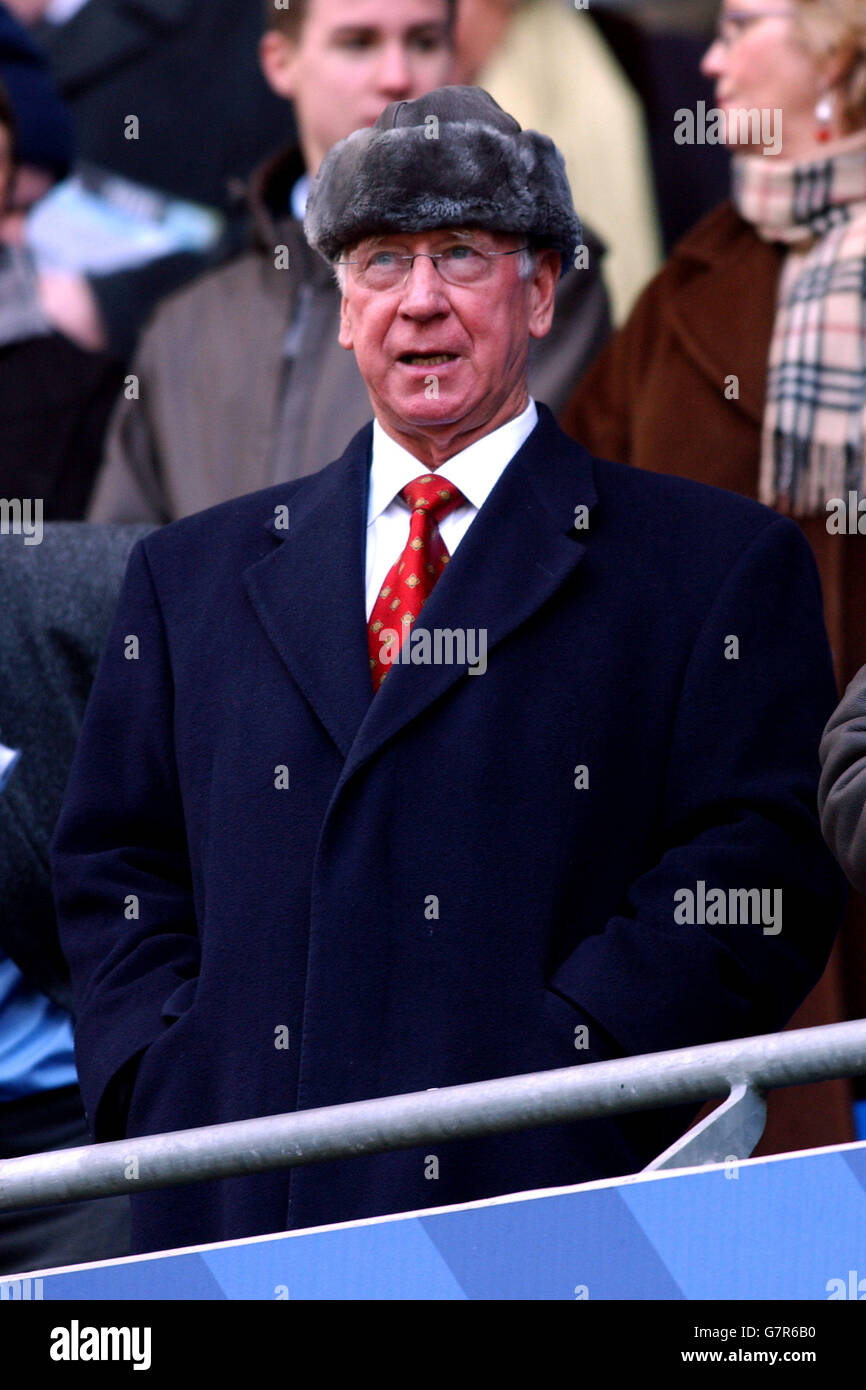 Manchester united director bobby charlton hi-res stock photography and ...
