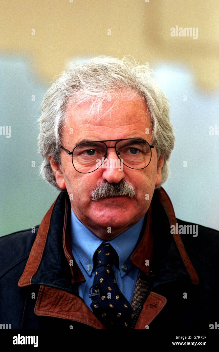 Horse Racing - Grand National 150th Re Run. Desmond (Des) Lynam Stock ...