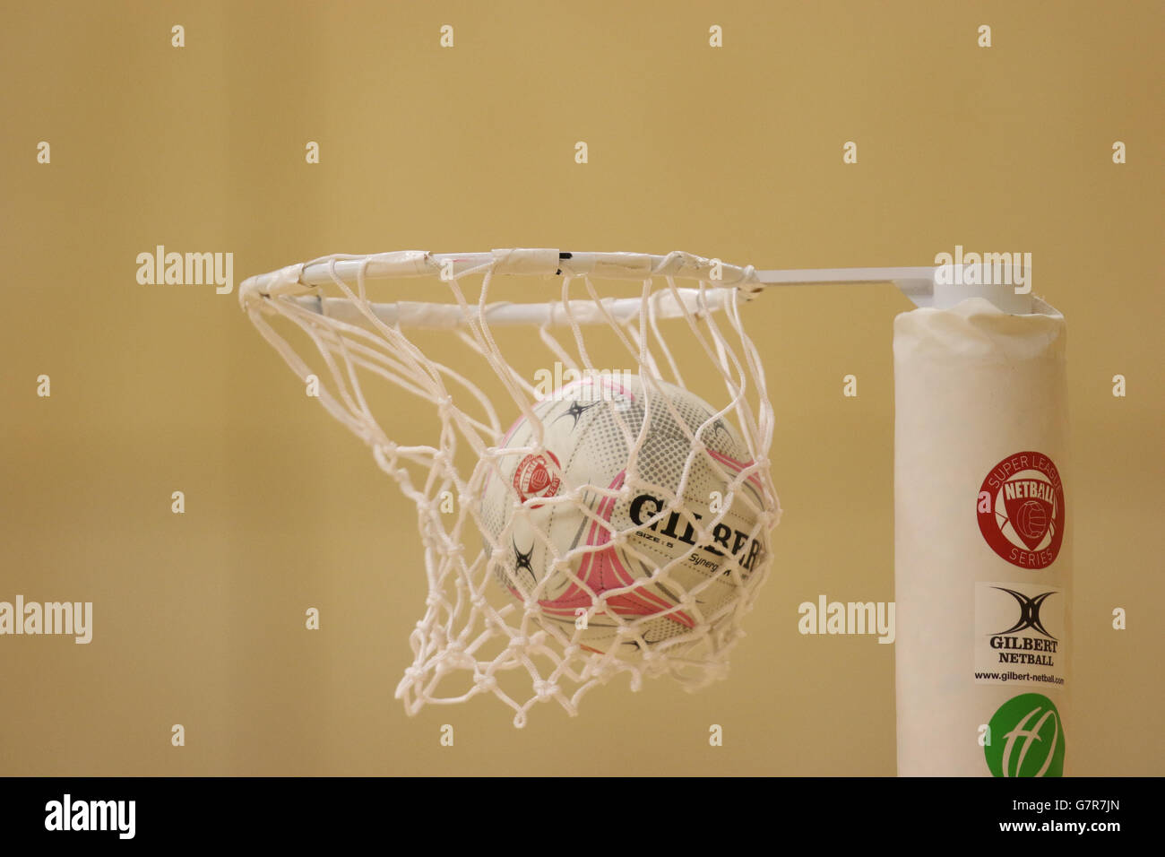 Netball going through net hi-res stock photography and images - Alamy