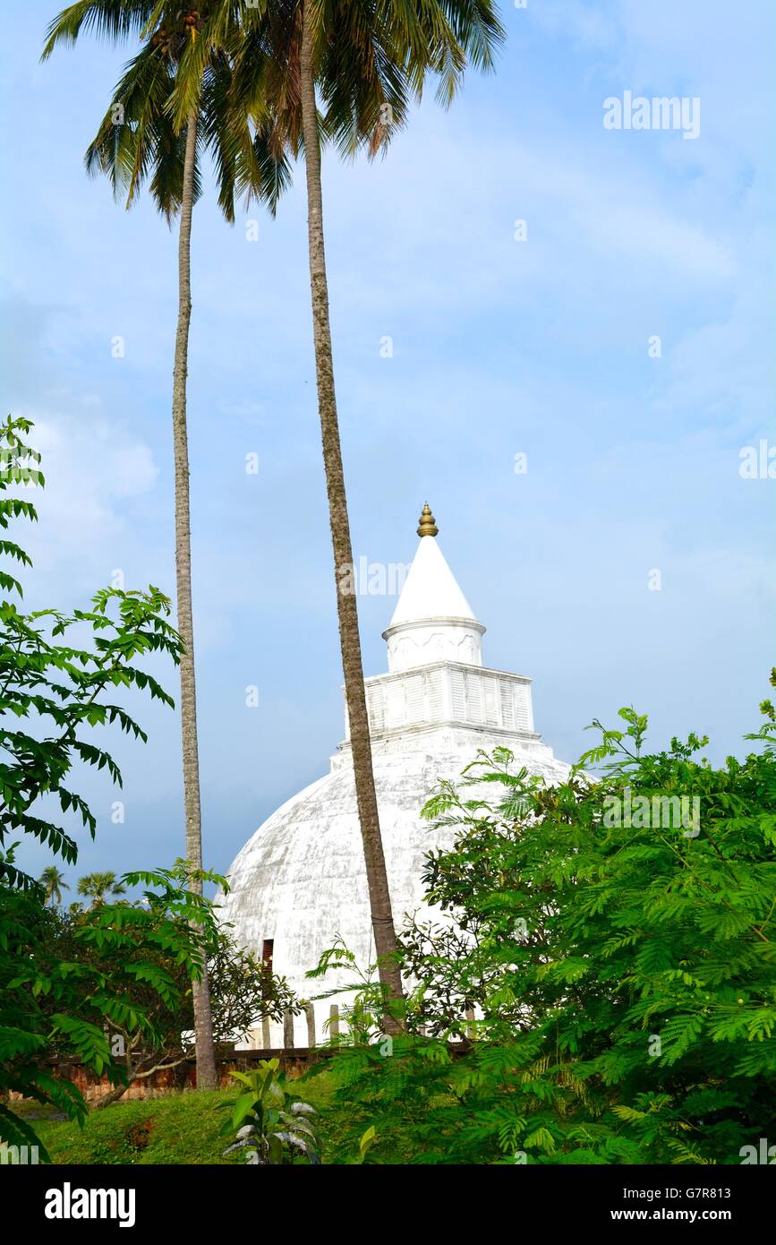 temple in tissamaharama, sri lanka Stock Photo - Alamy