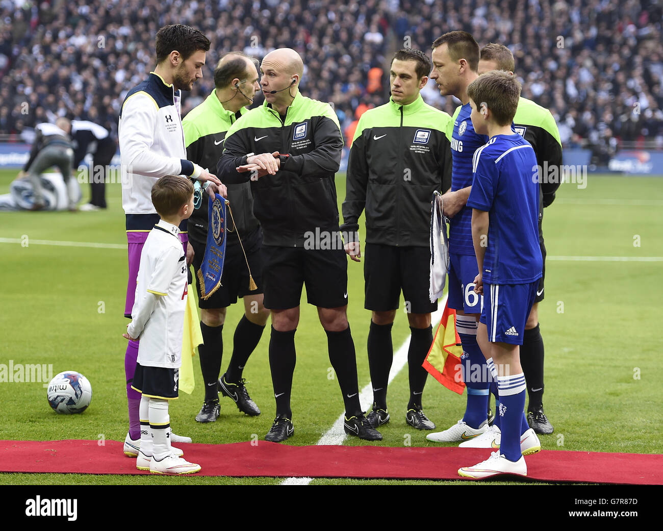 Referee coin toss hi-res stock photography and images - Alamy