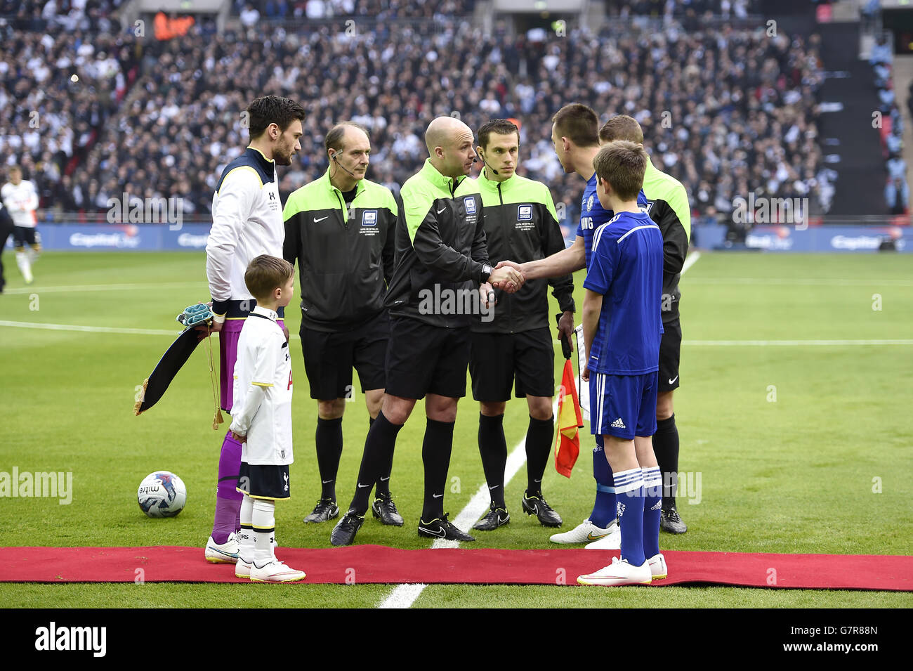 Referee coin toss hi-res stock photography and images - Alamy