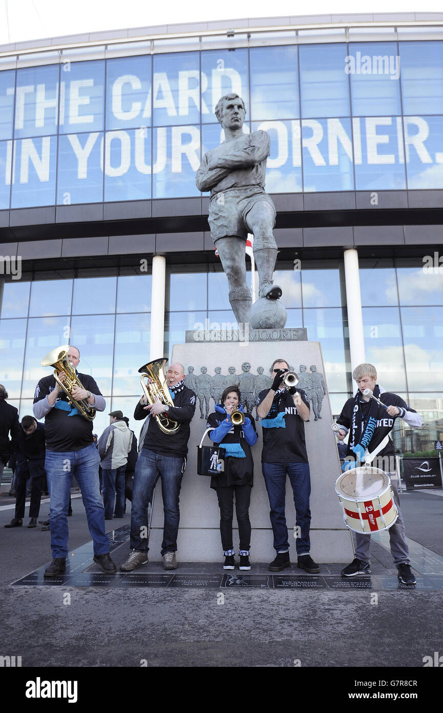 Chelsea stadium statue hi-res stock photography and images - Alamy