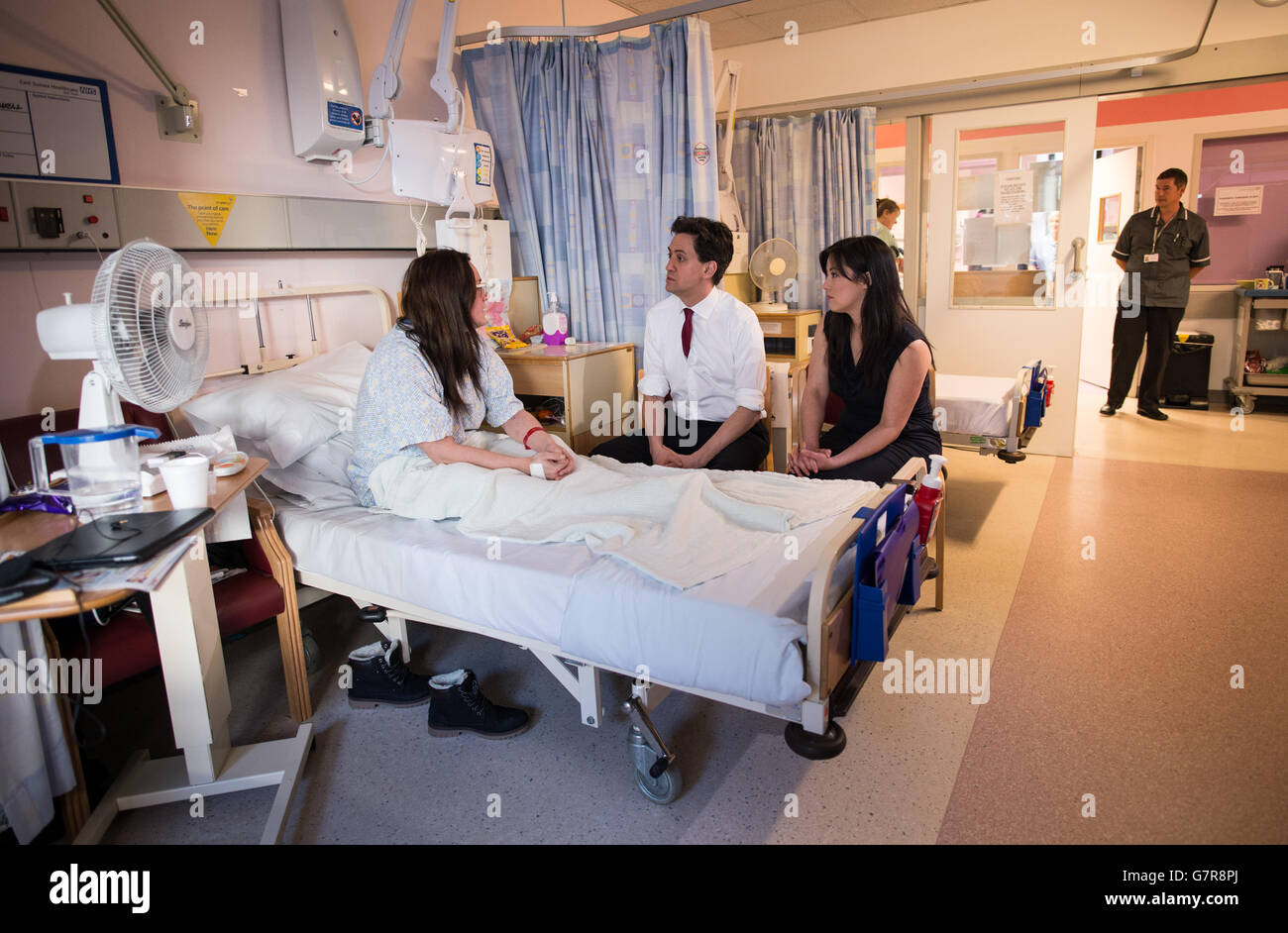 Labour leader Ed Miliband meets patient Dawn Hellewell on the ...
