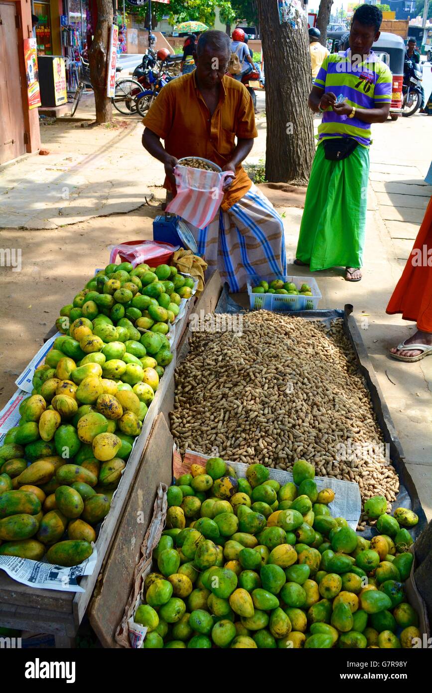 Man selling mangoes hi-res stock photography and images - Alamy
