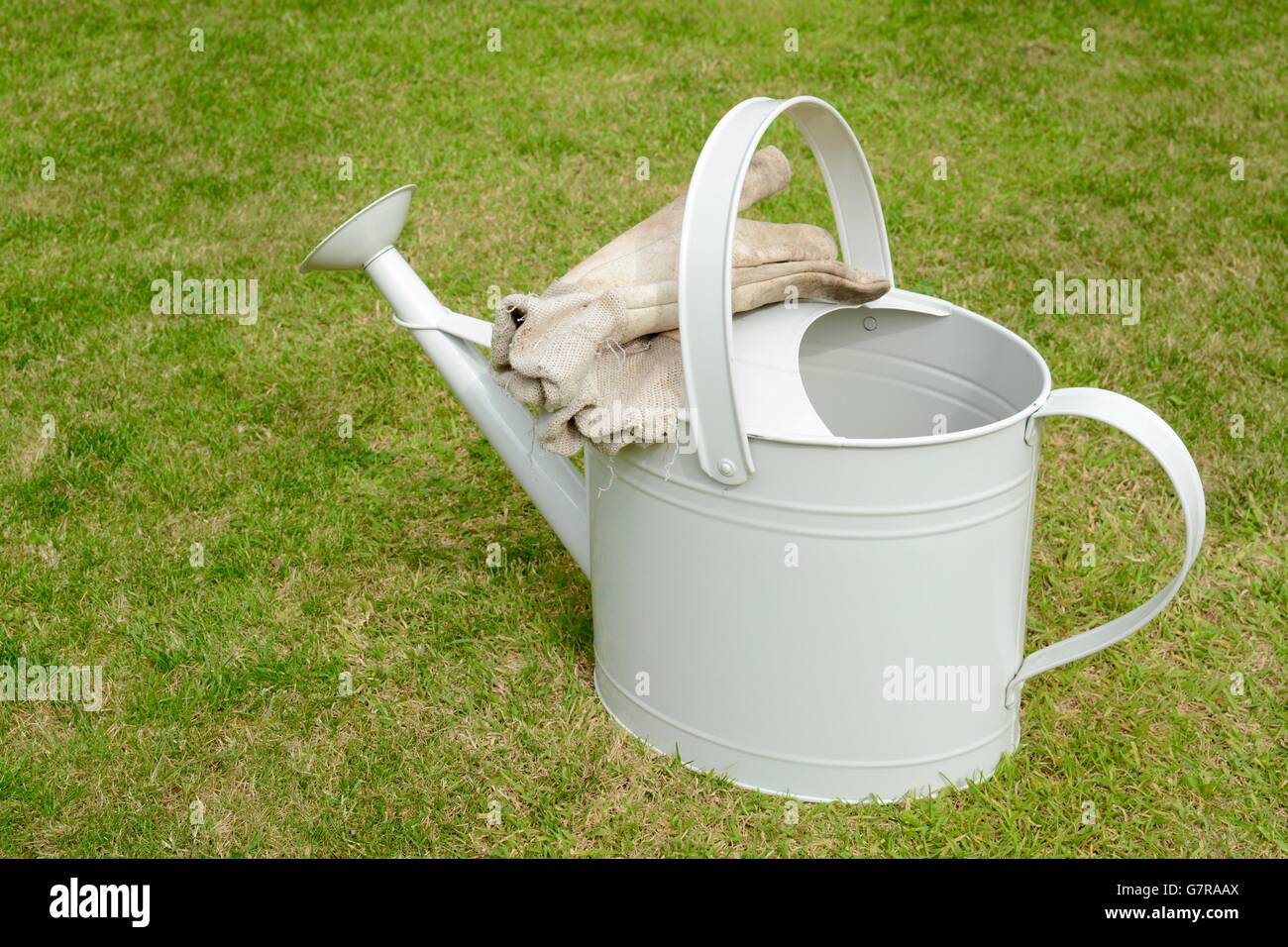 Vintage watering can trowel hi-res stock photography and images - Alamy