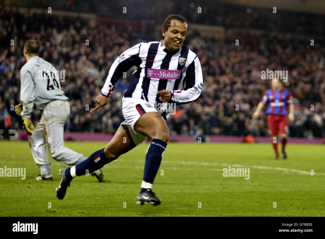 Sport football celebrating robbie earnshaw hi-res stock photography and ...