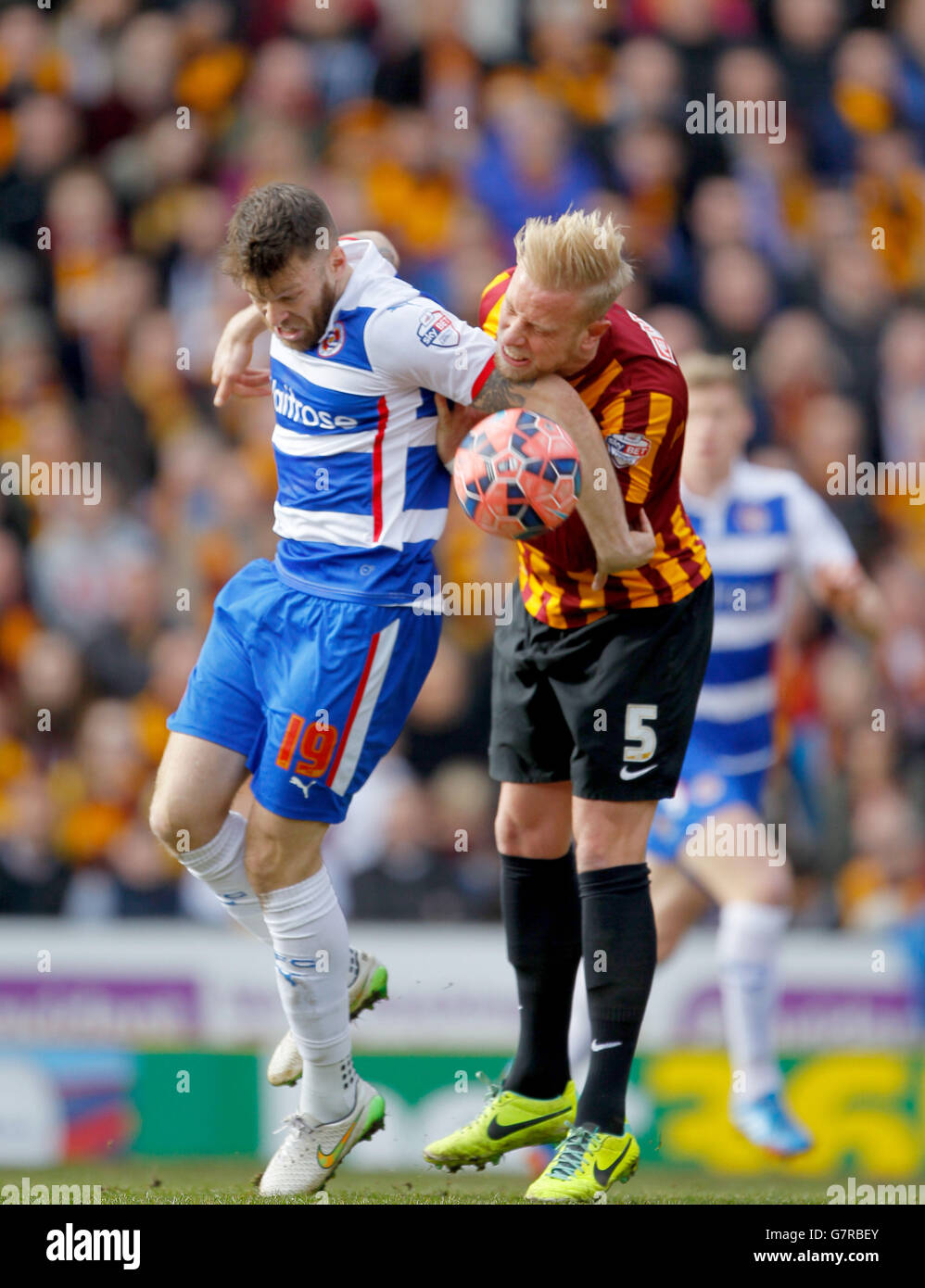Reading's Jamie Mackie challenges Bradford City's Andrew Davies Stock ...