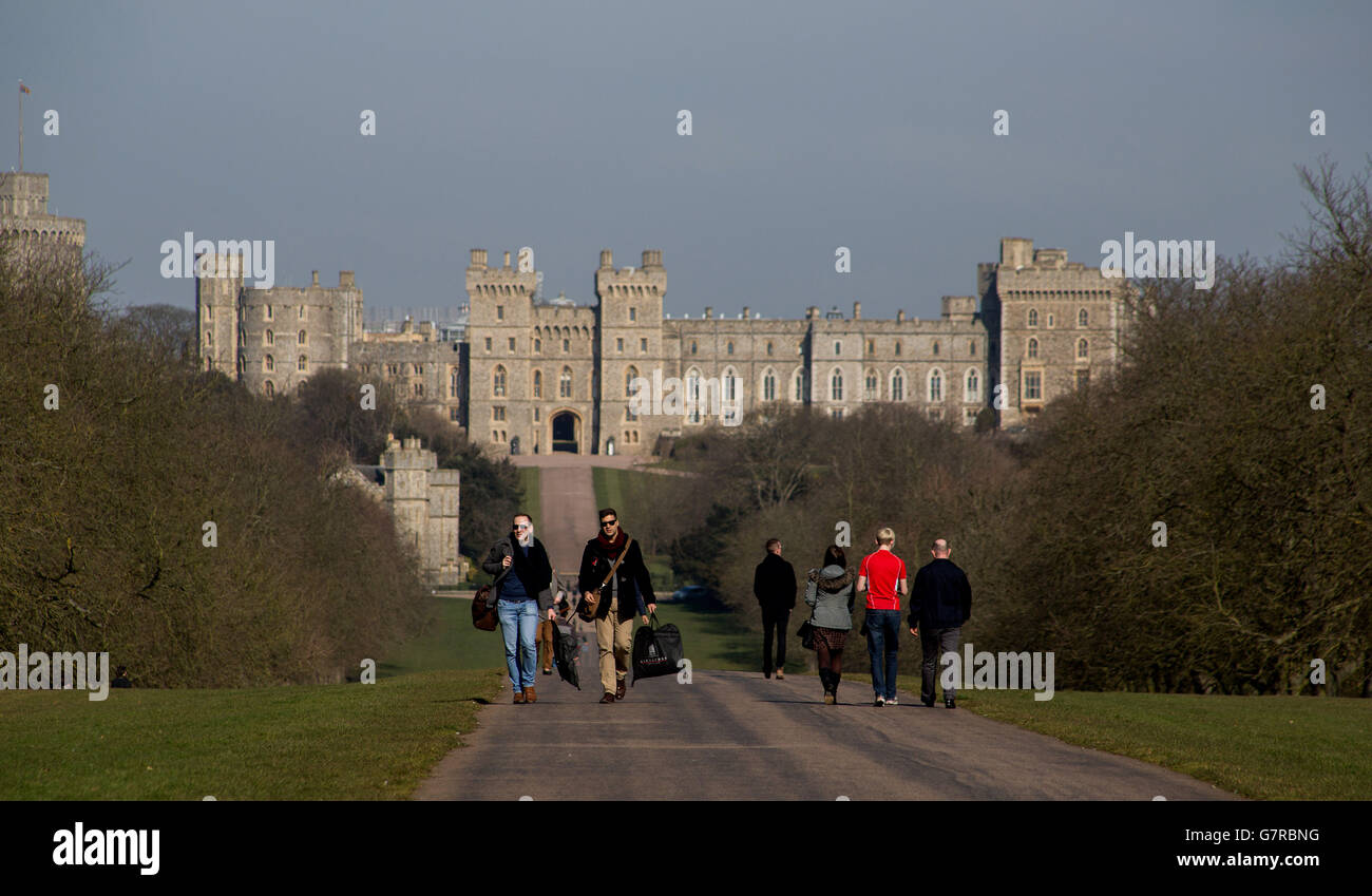 Walkers enjoy sunshine on long walk windsor castle hi-res stock ...