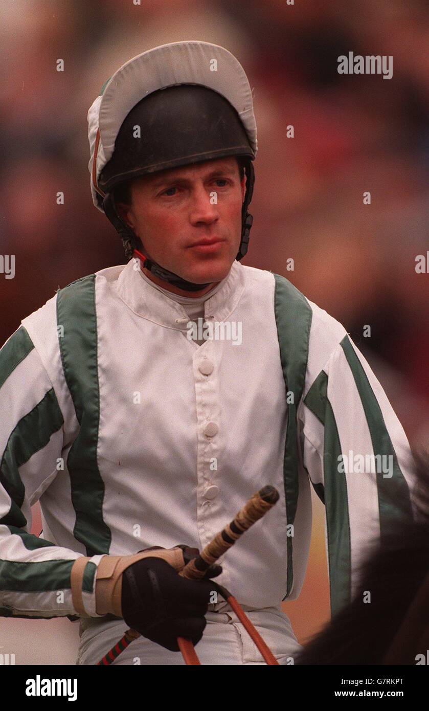 Horse racing aintree hi-res stock photography and images - Alamy