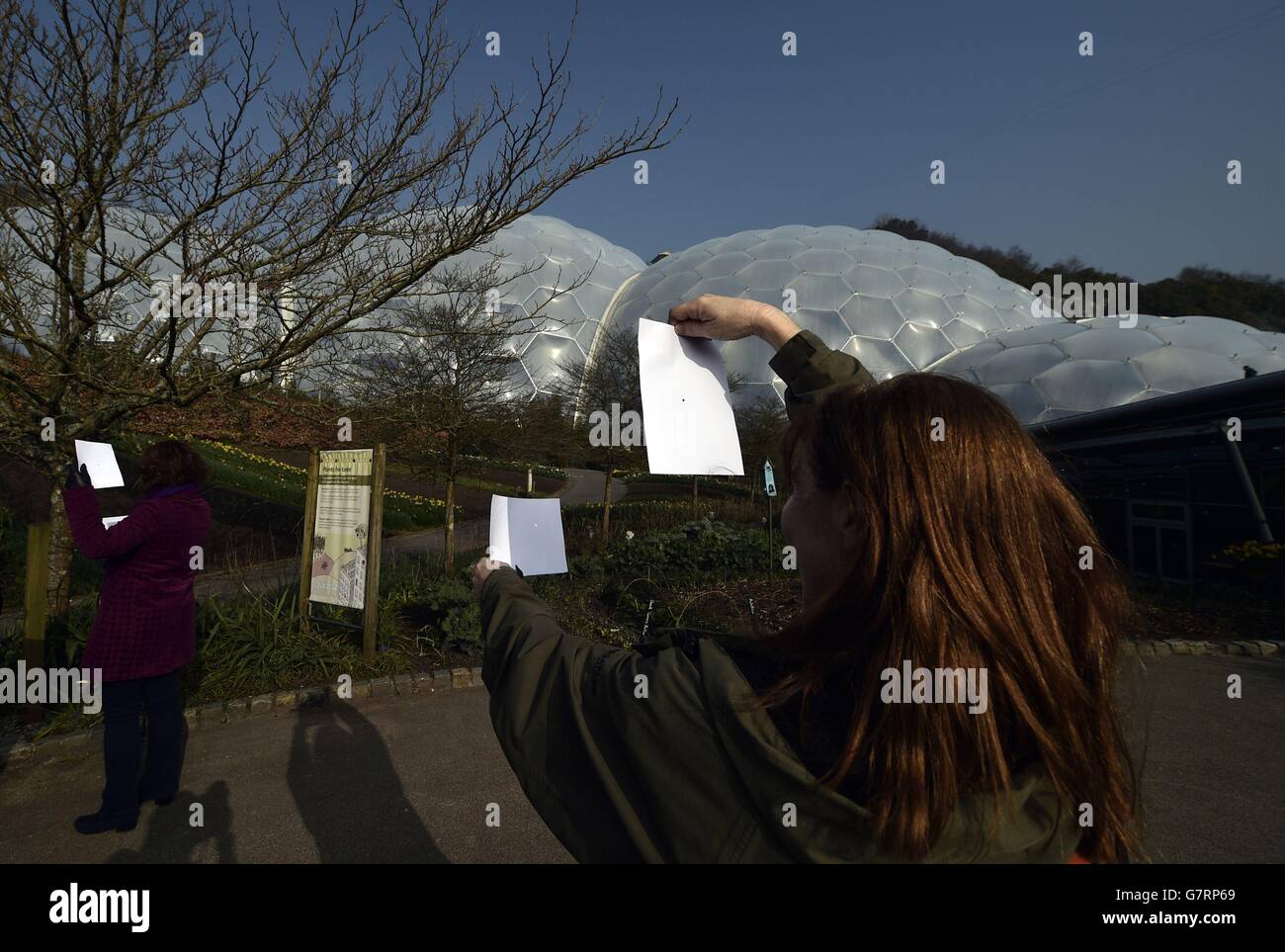 Pinhole eclipse hi-res stock photography and images - Alamy