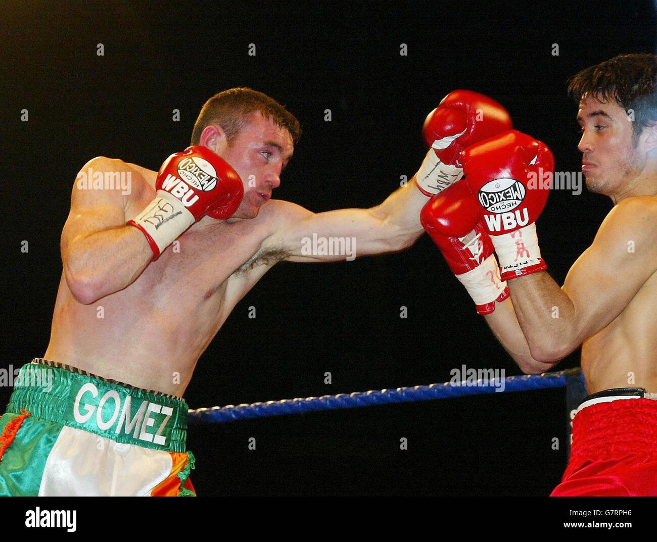 Britain's Michael Gomez (L) and Argentian Javier Osvaldo Alvarez in ...