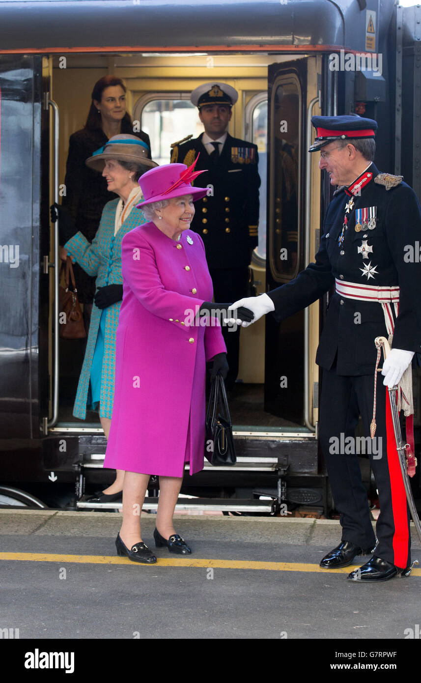 Queen elizabeth ii greeted by lord lieutenant sir eric dancer hi-res ...
