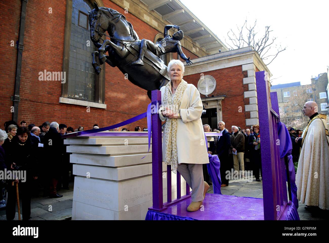 Dame judi dench unveils hi-res stock photography and images - Alamy