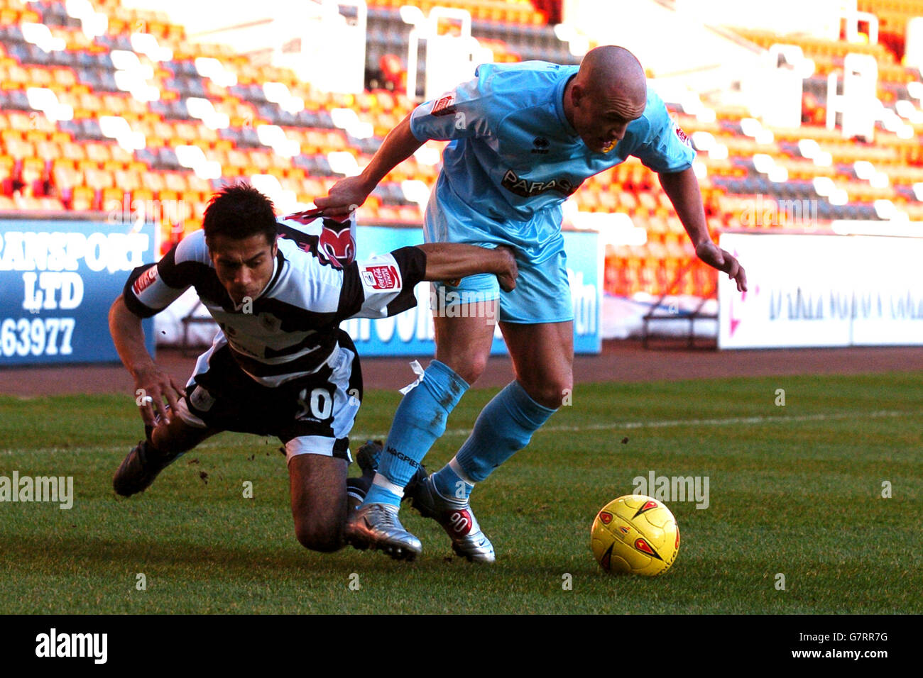 l-r Darlington's Bobby Petta and Notts County's David Pipe Stock Photo ...