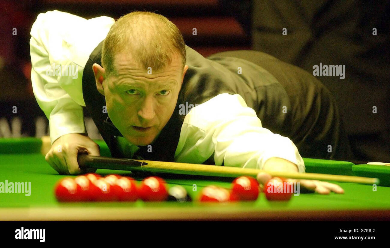 Steve davis in action against paul hunter hi-res stock photography and ...