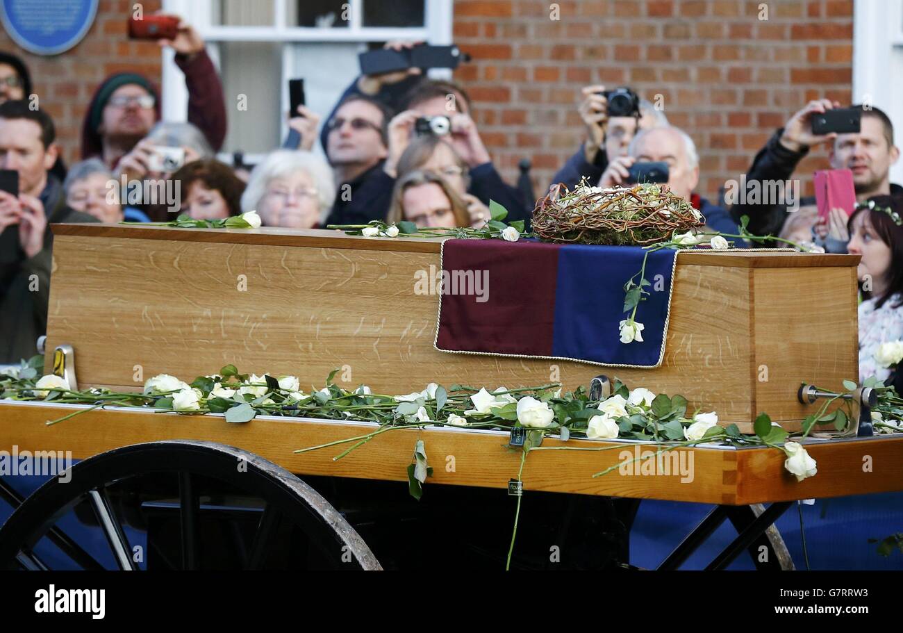 King Richard III's coffin arrives outside Leicester Cathedral in ...