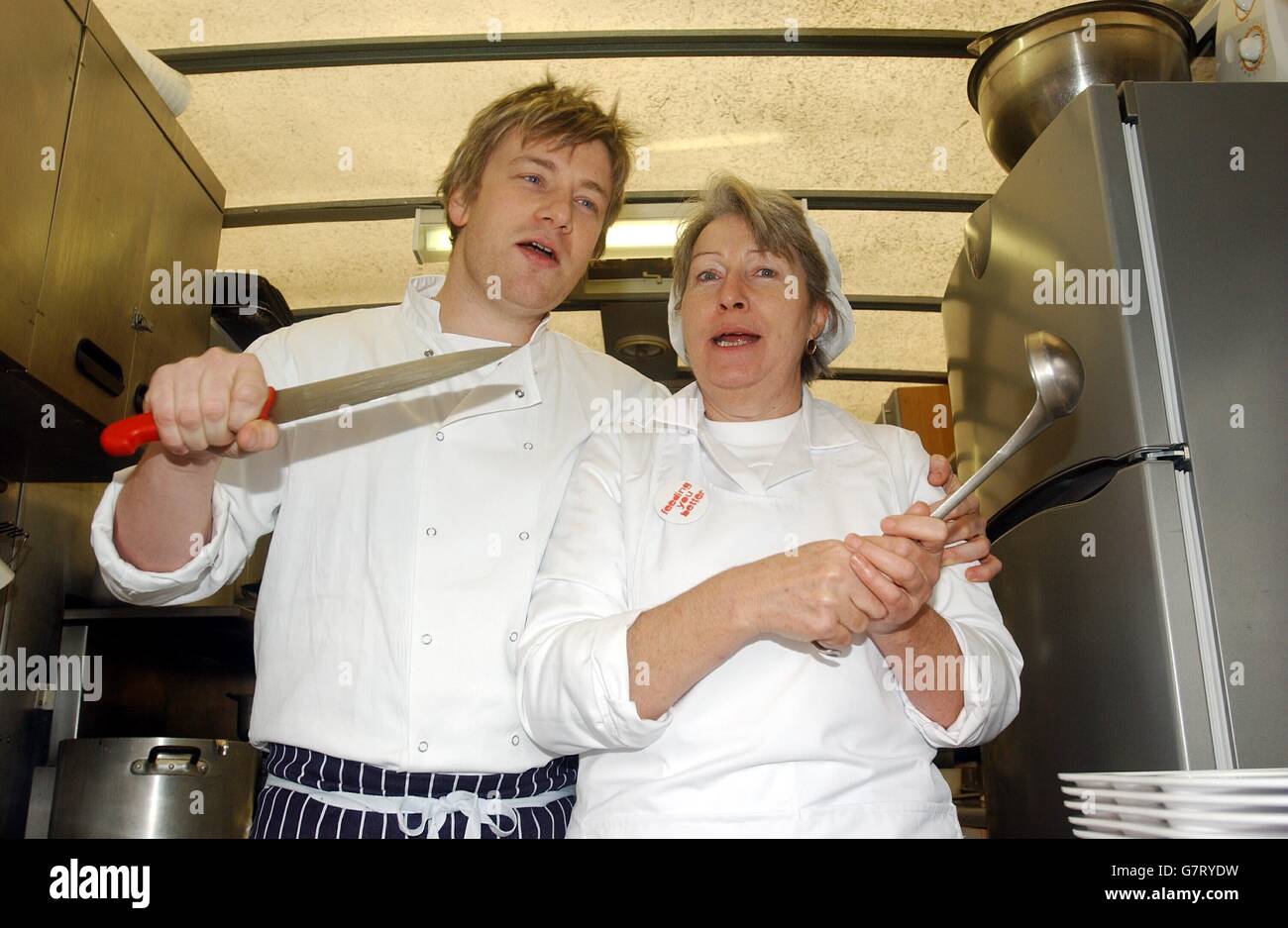 Celebrity Chef Jamie Oliver serves up a healthy school dinner to pupils ...