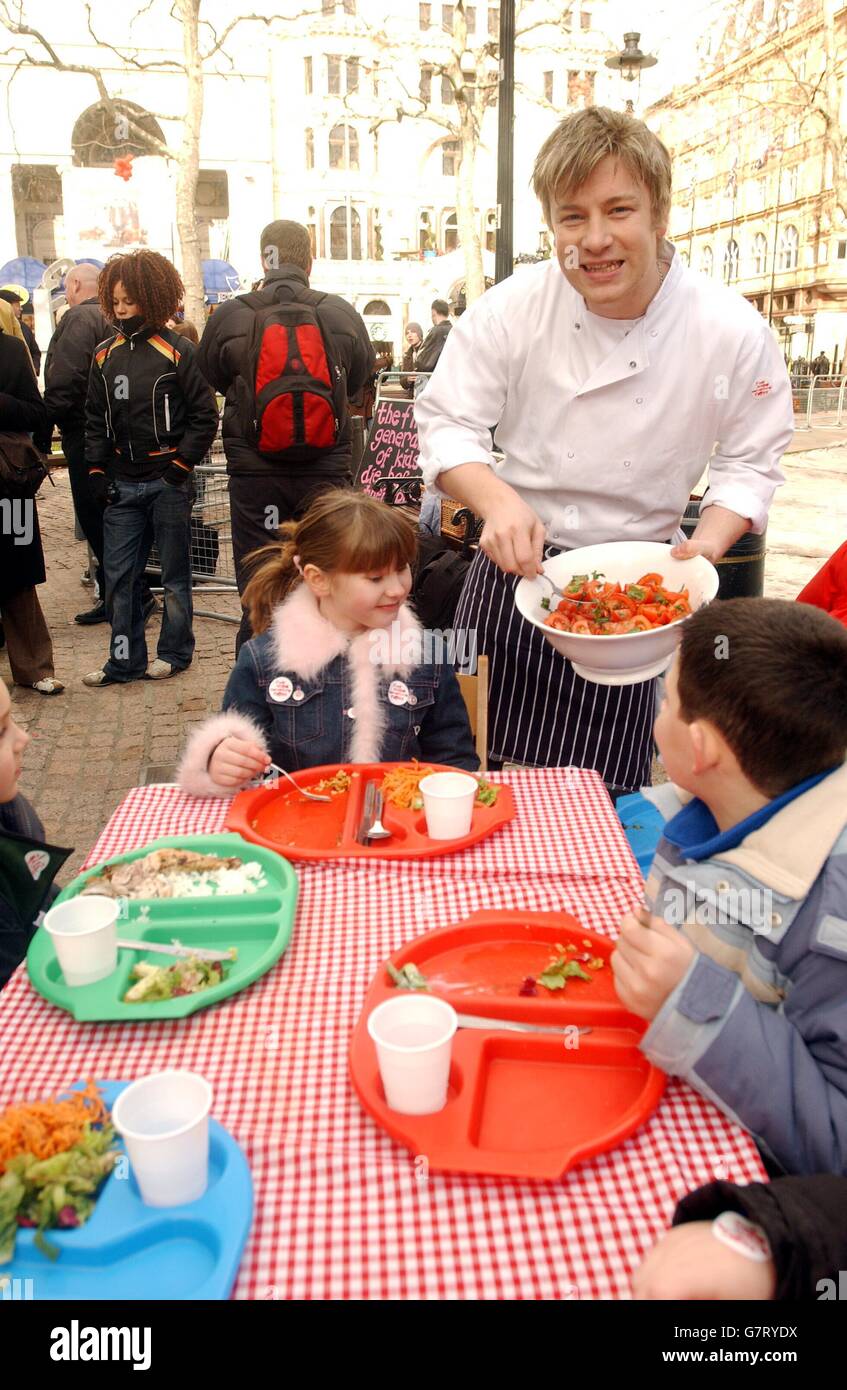 Celebrity Chef Jamie Oliver serves up a healthy school dinner to pupils ...