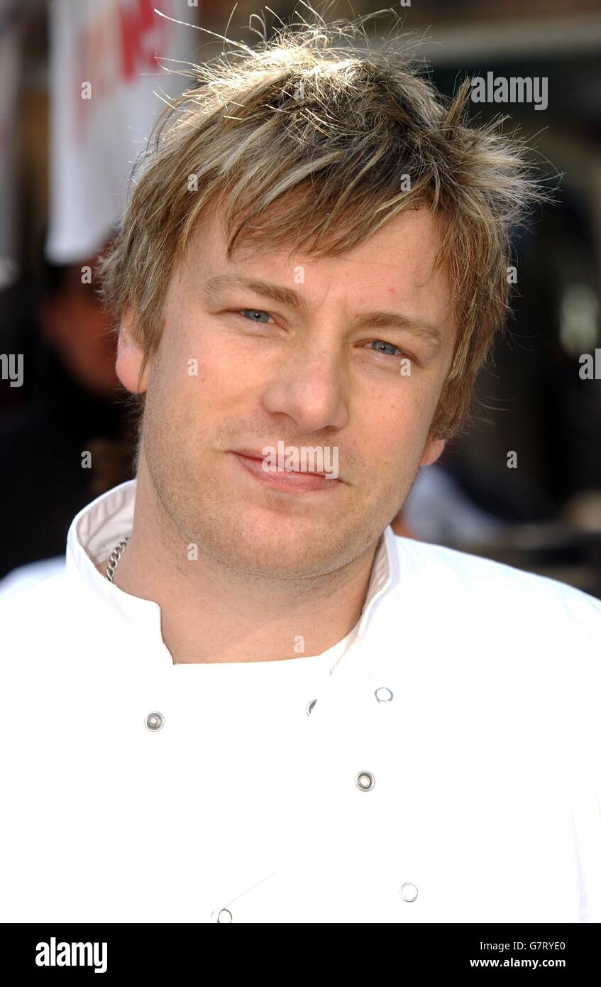 Celebrity Chef Jamie Oliver serves up a healthy school dinner to pupils ...
